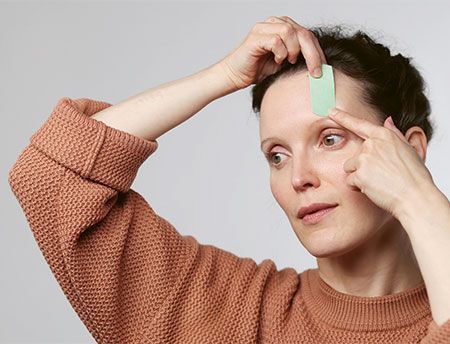 Rides sur le front : une facialiste livre ses 4 gestuelles pour les lisser