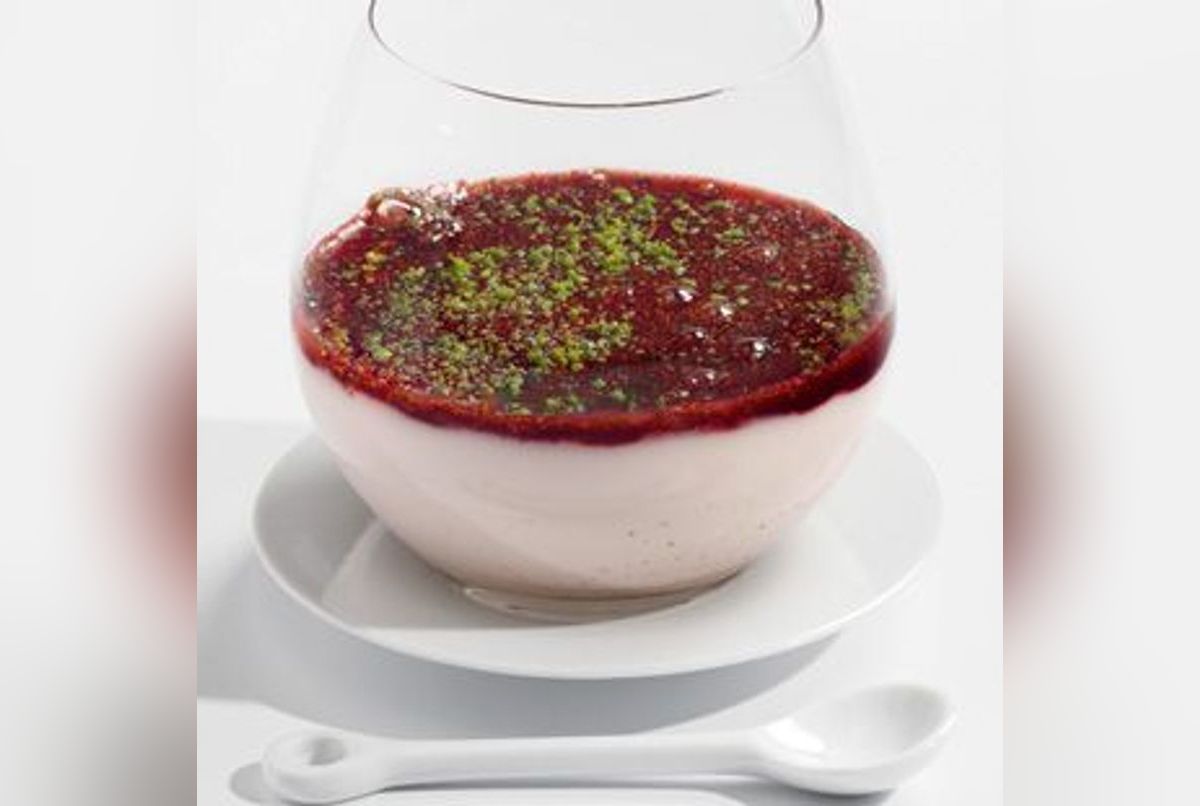 Panacotta de cranberry, pistaches croquantes