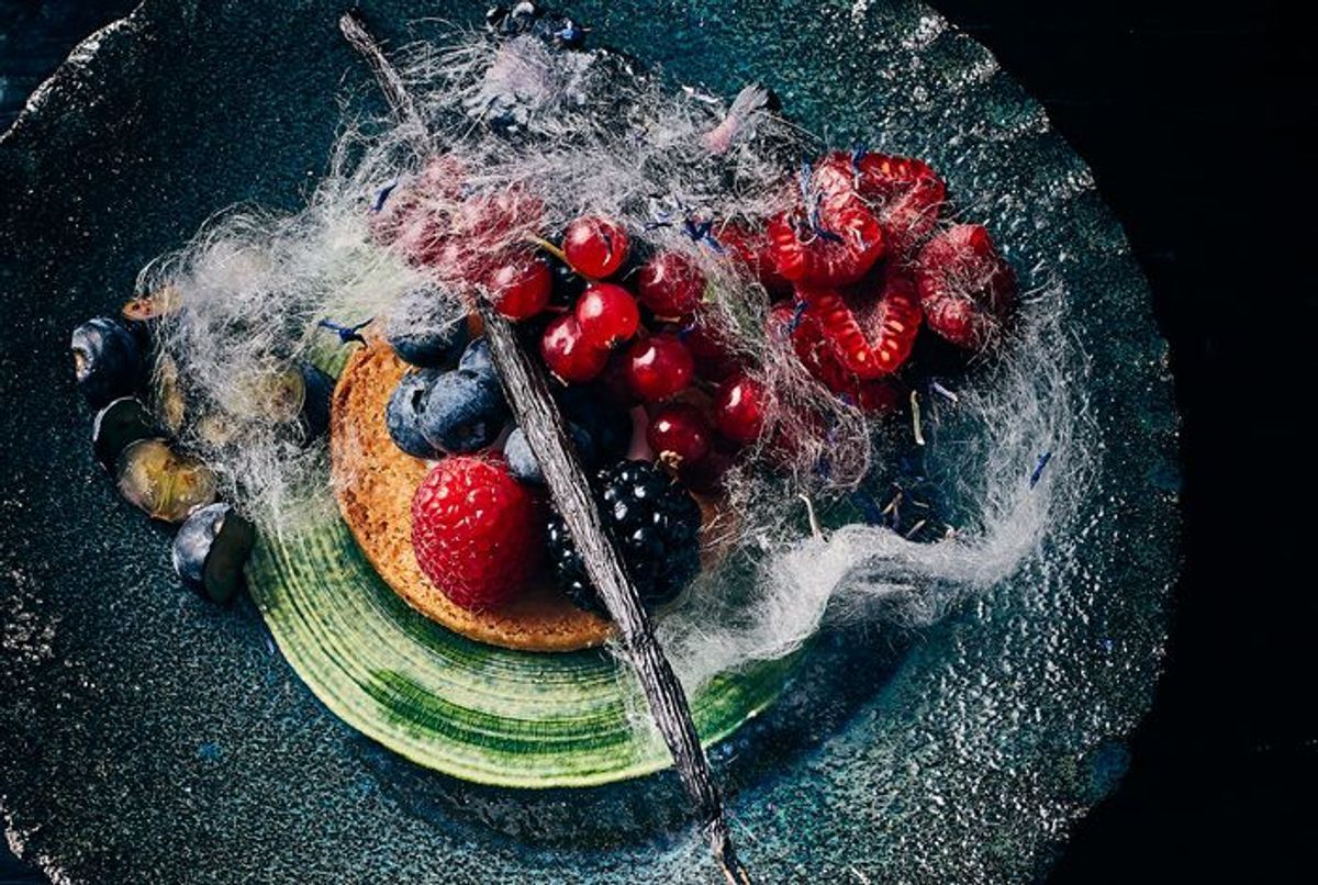 Sablé de fruits rouges, crème fraîche double vanillée