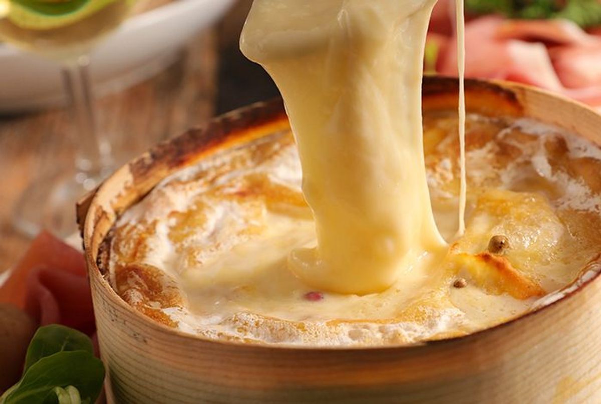 Cyril Lignac dévoile la recette de son vacherin Mont d'Or aux saucisses ...