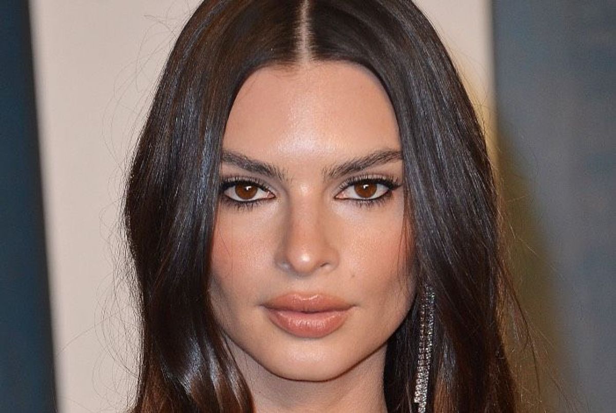 Emily Ratajkowski : suspendue dans les airs pour un shooting photo ...