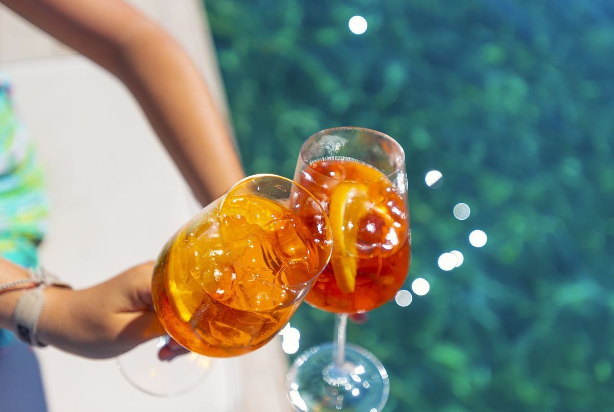 Cocktail de l’été 2024 : c’est quoi le pink spritz, cette variante de l’incontournable Aperol ...