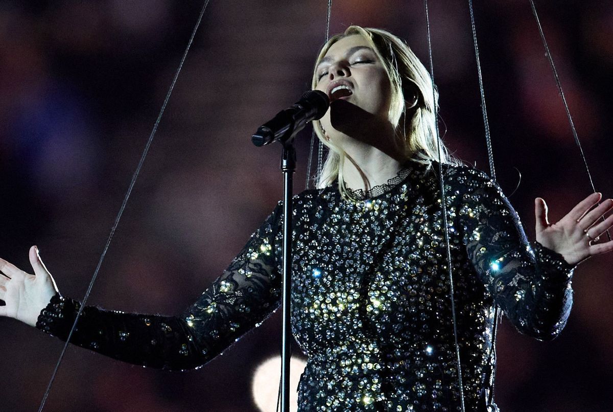 Louane : l'histoire derrière son titre pour l'Eurovision, « maman », qui rappelle l'un de ses ...