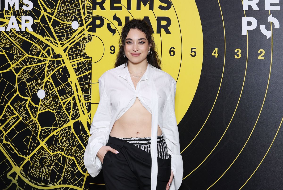 Camélia Jordana casse les codes du boudoir chic avec le style « boyfriend underwear