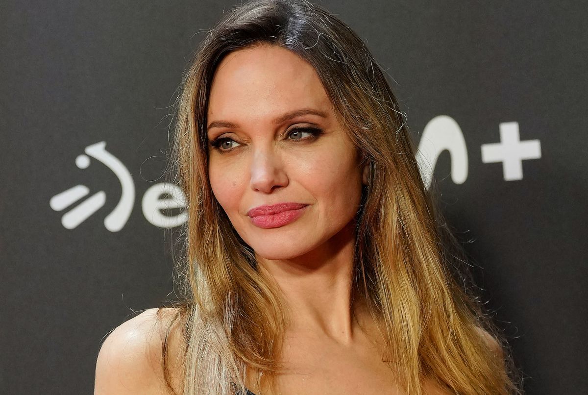 Angelina Jolie blonde sur le tapis rouge : sa fille Shiloh marche dans ...