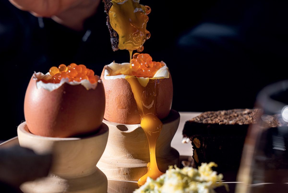 Œufs à la coque aux œufs de truite, beurre citron-aneth