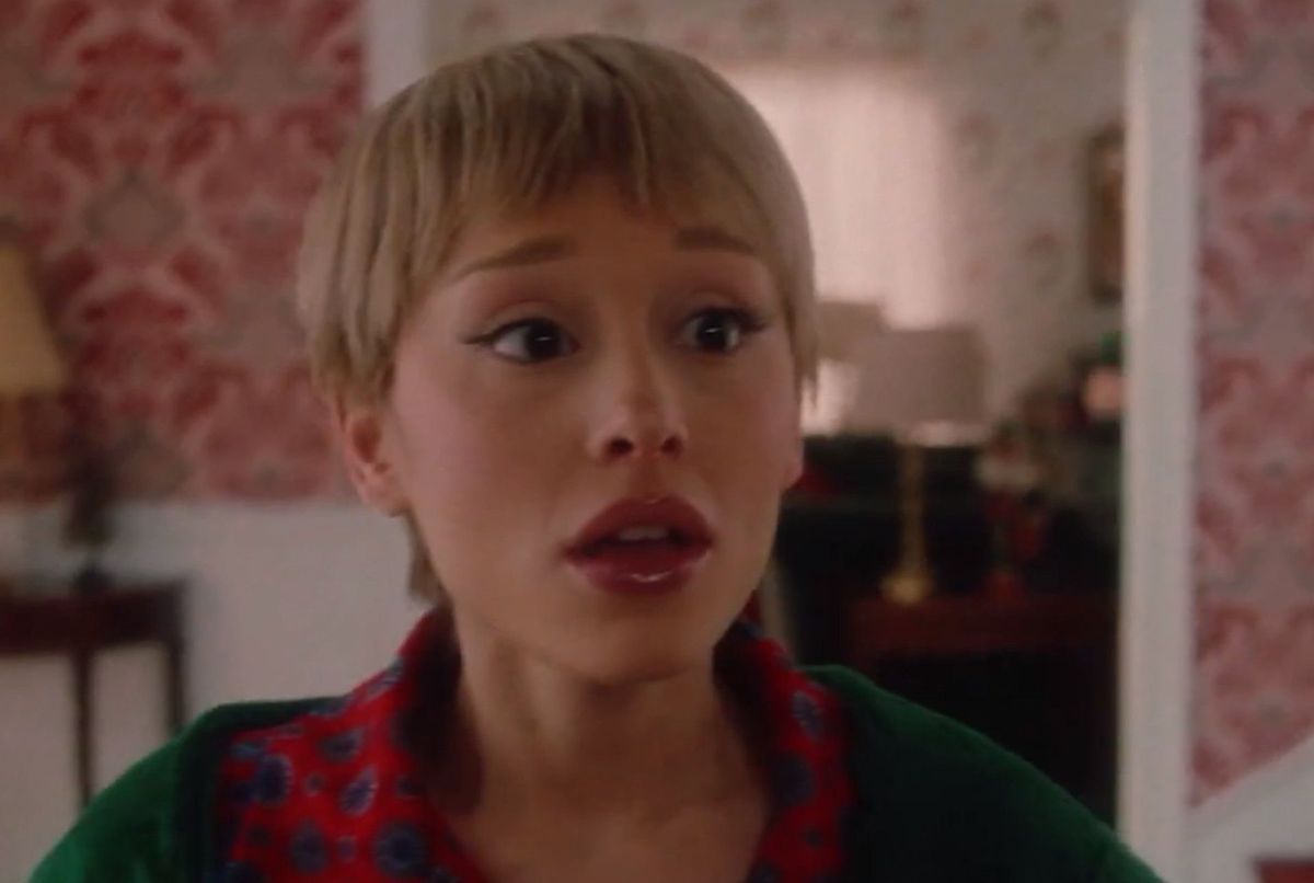 Ariana Grande reprend le rôle culte de Macaulay Culkin dans « Maman j ...