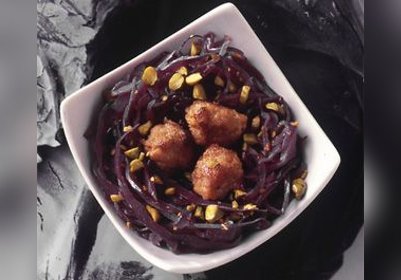 Chou rouge braisé aux pistaches boulettes de veau au pain d’épices