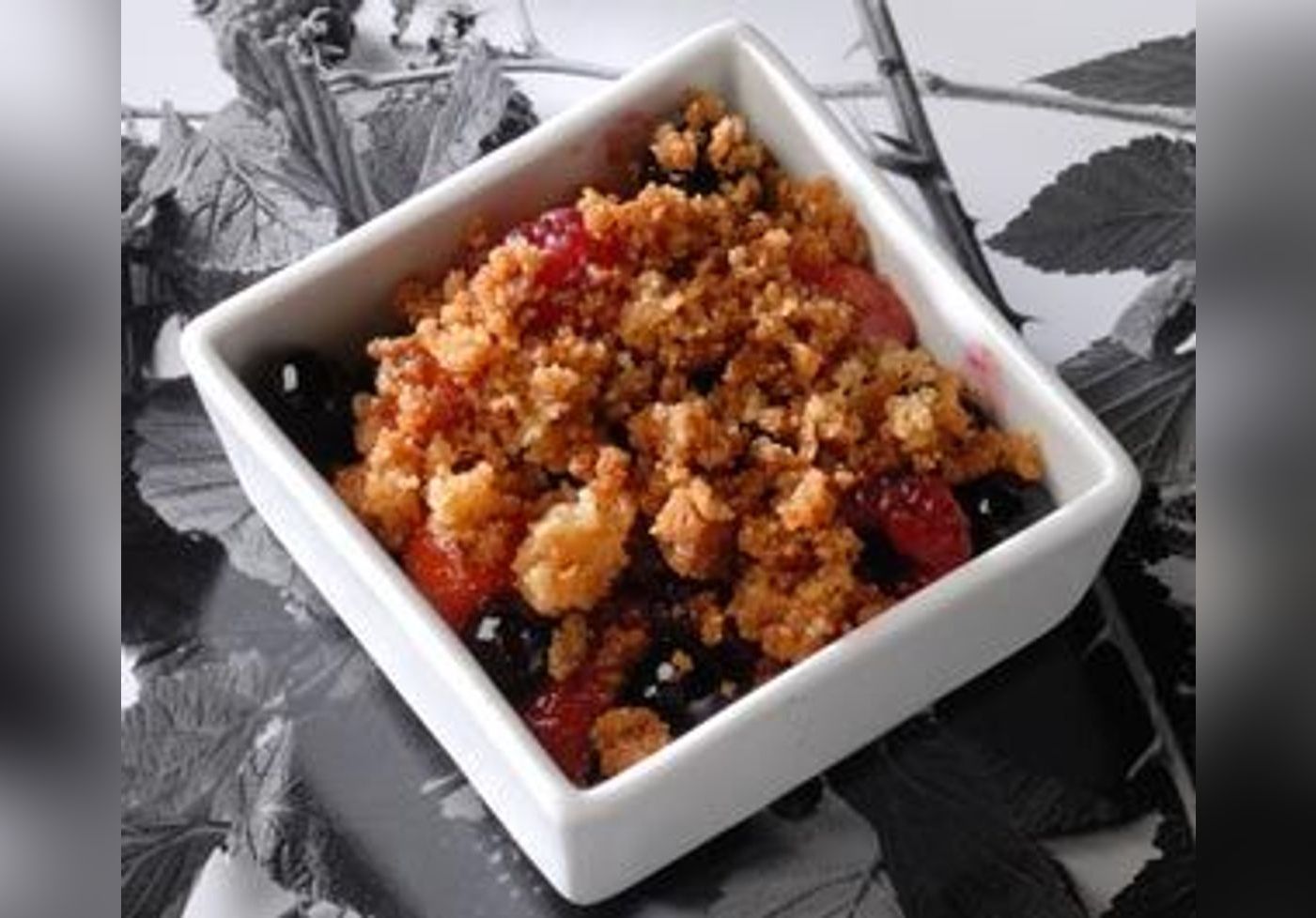 Crumble aux fruits rouges et noirs