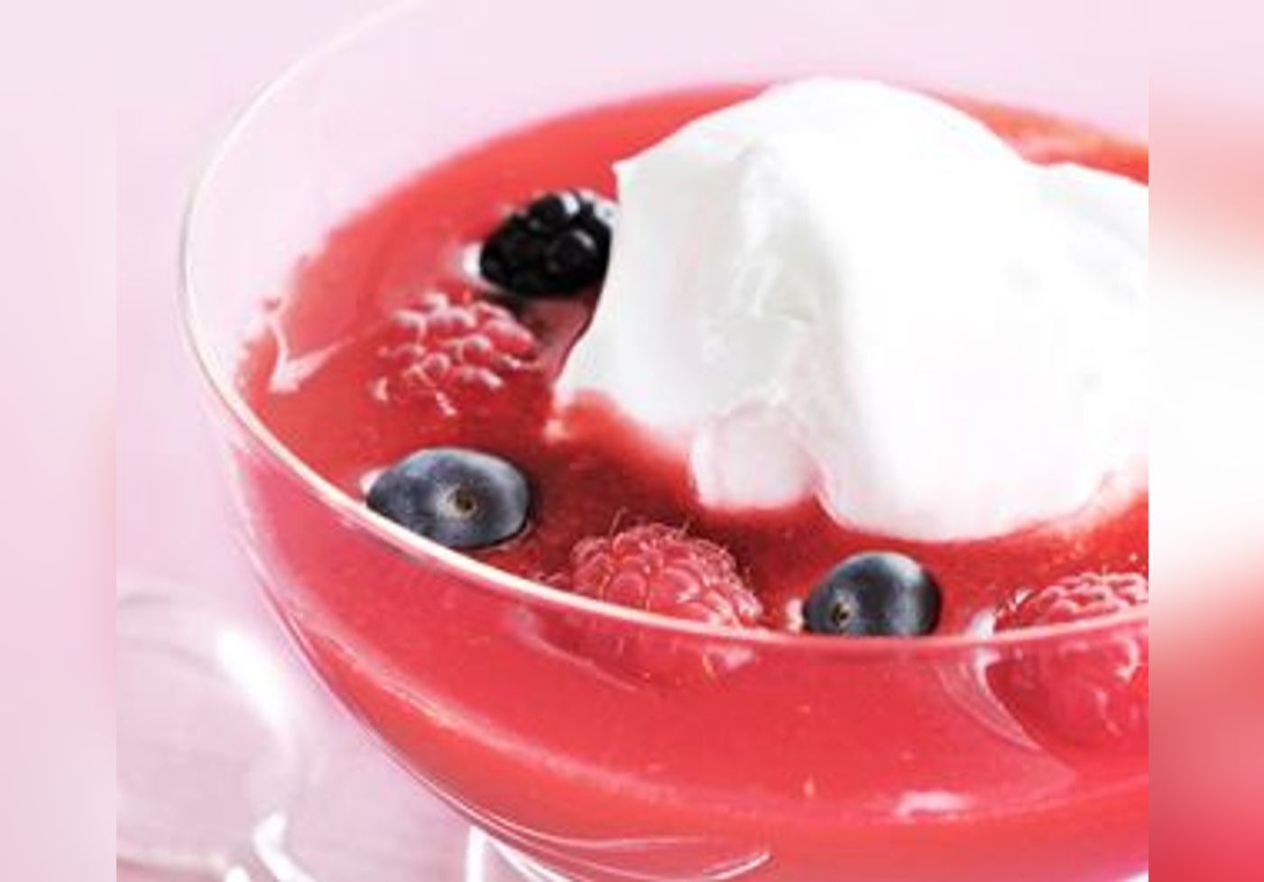 Soupe de fruits rouges meringuée - Recette Version Femina