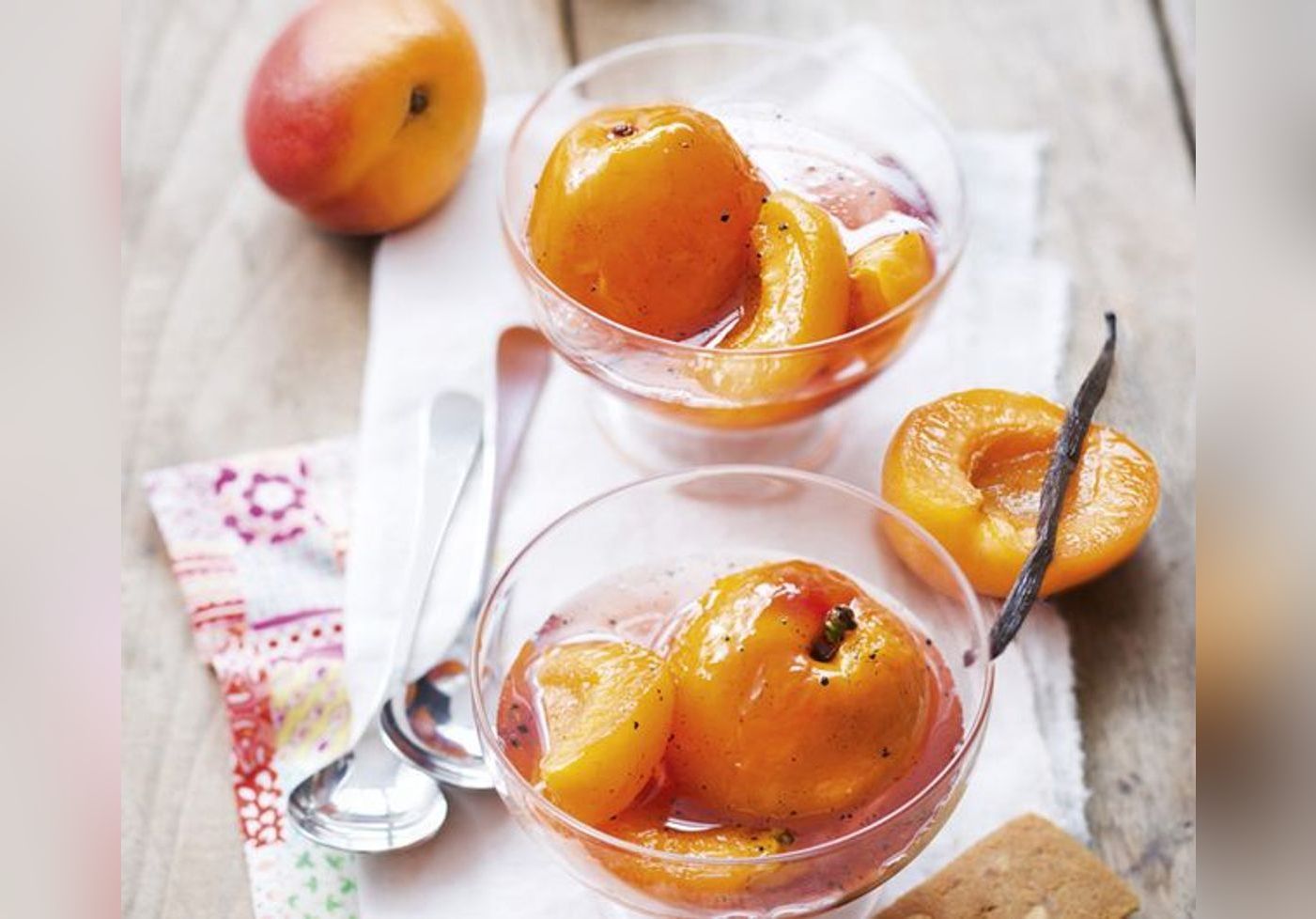 Abricots pochés au sirop de cassis vanillé : la recette