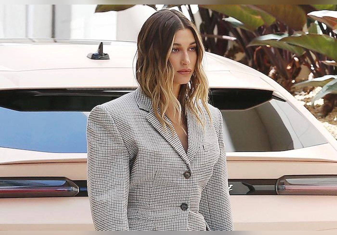 On craque sur le blazer à épaulettes d'Hailey Bieber