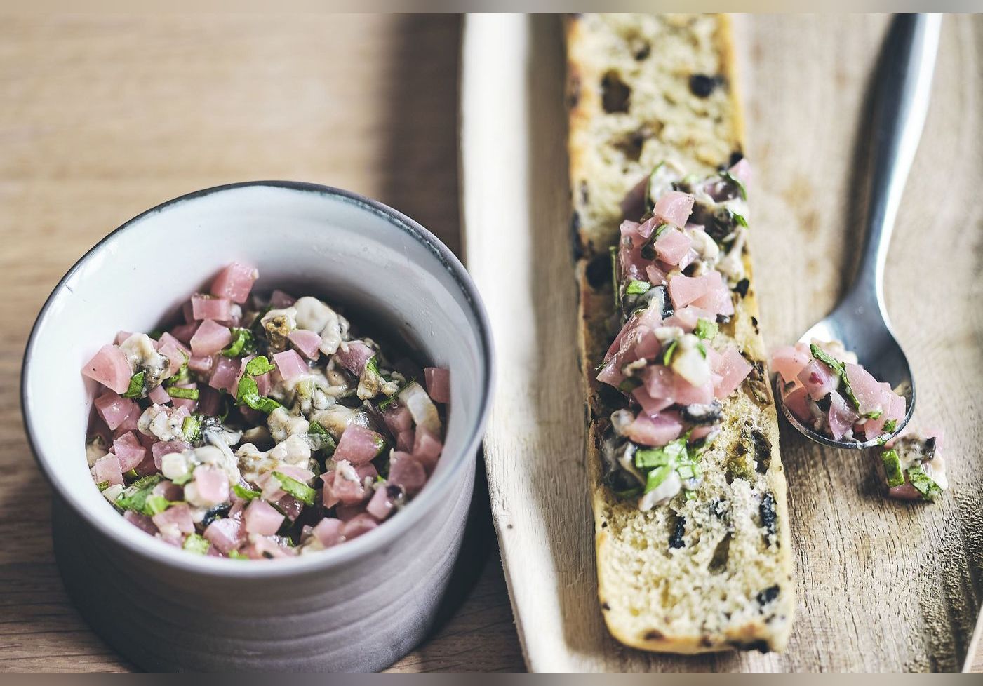 Tartare d’huîtres fumées, pickles de radis du chef Pascal Lefebvre
