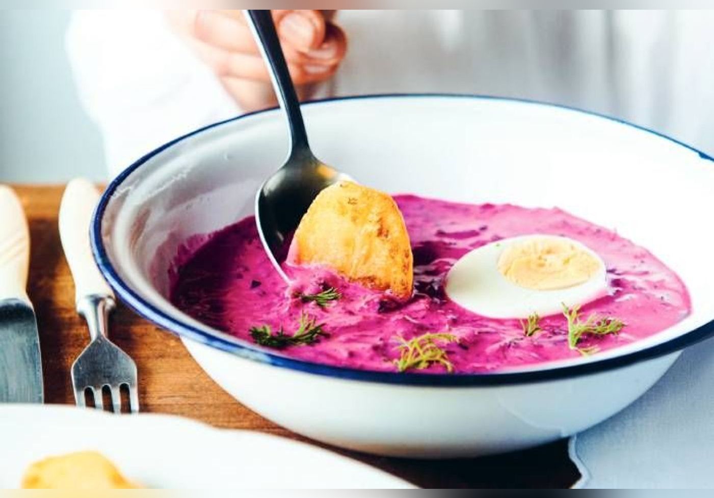 Soupe froide à la betterave, babeurre, concombre et herbes du jardin