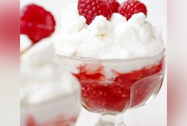 Trifle express aux biscuits roses et aux fruits rouges