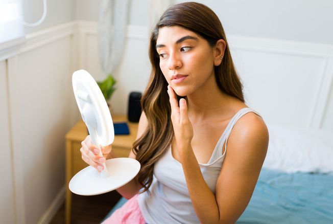 Imperfections : voici le seul type de boutons que l'on peut percer soi-même, selon une dermatologue