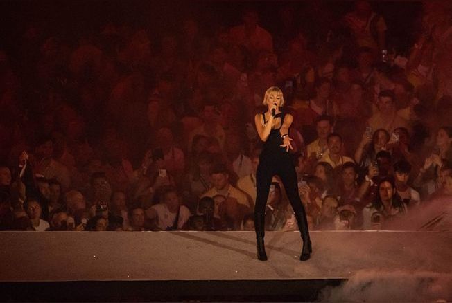 JO 2024 : Angèle fait sensation dans une combinaison moulante lors de ...